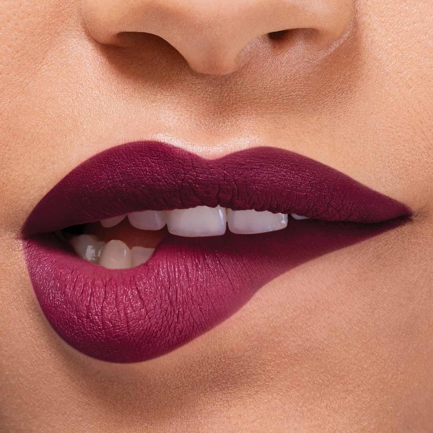 ROUGE À LÈVRES PRUNE : A QUEL TYPE DE MAQUILLAGE L’ASSOCIER